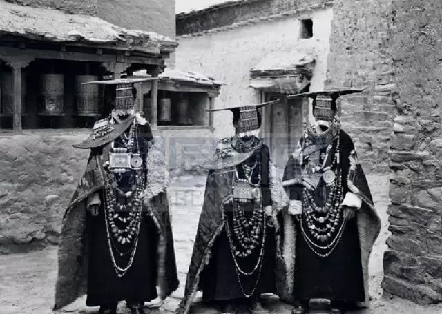 The Palace of the Yellow Emperor and the Hill of Kunlun, where King Mu ...