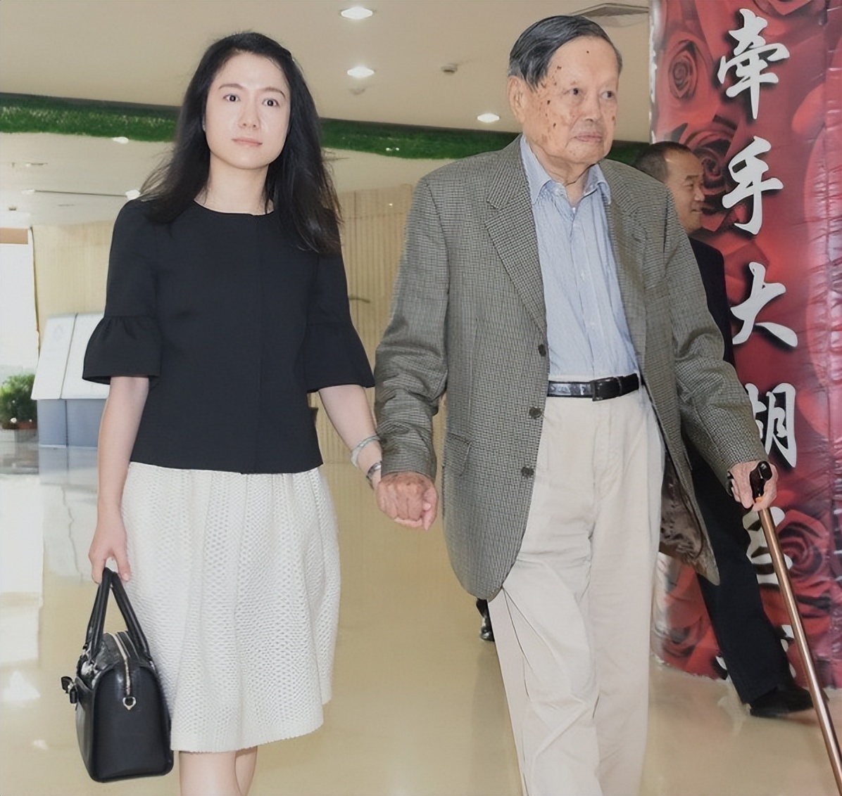 楊振寧被曝病危：去世素材正在籌備，走後希望翁帆能重新改嫁 - 資訊咖