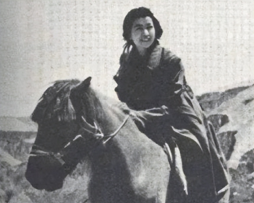 Rare old photos: 39-year-old Jiang Qing took pictures by the Black Sea - iNEWS