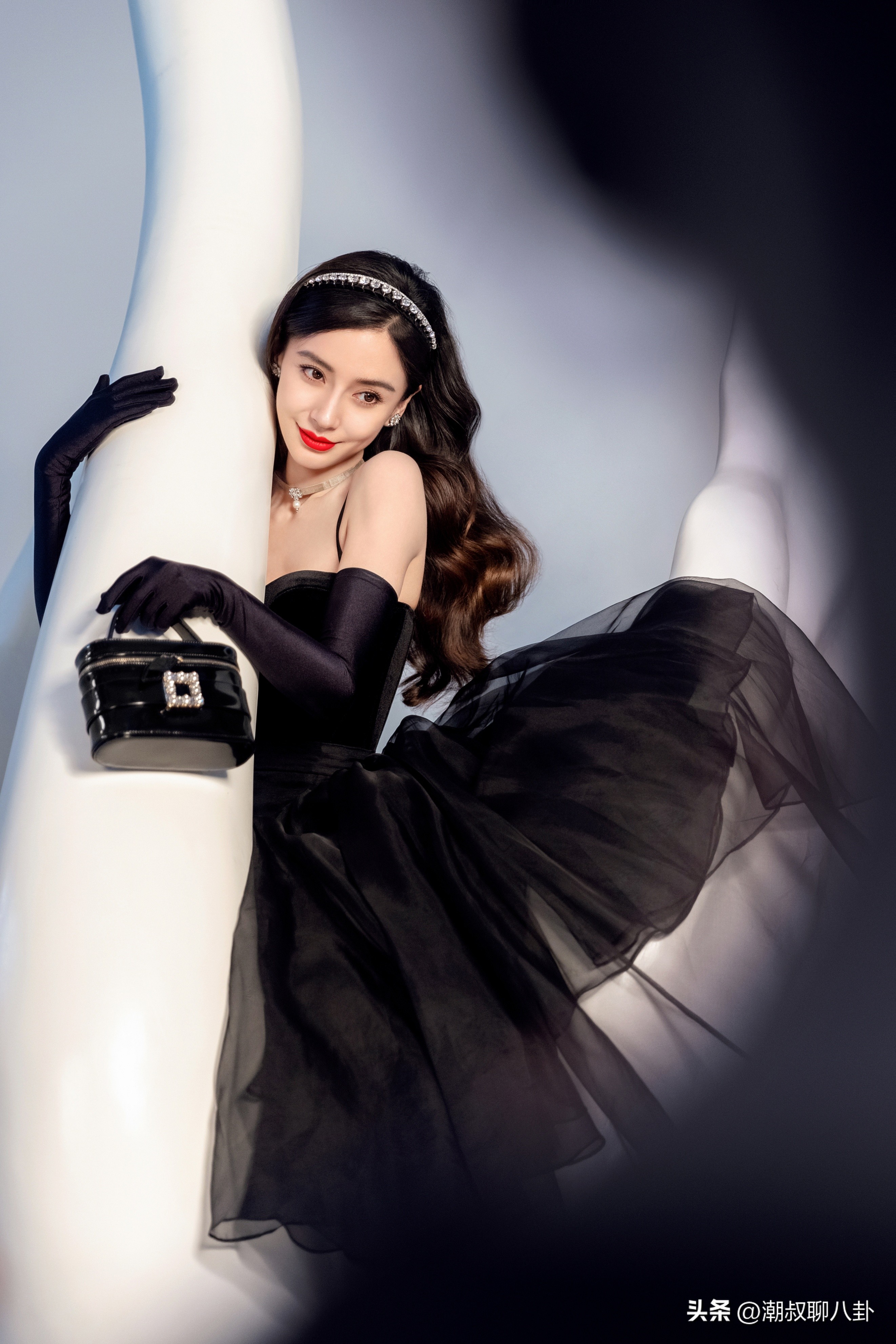 Angelababy shows off her slender figure in a frank and natural feminine ...