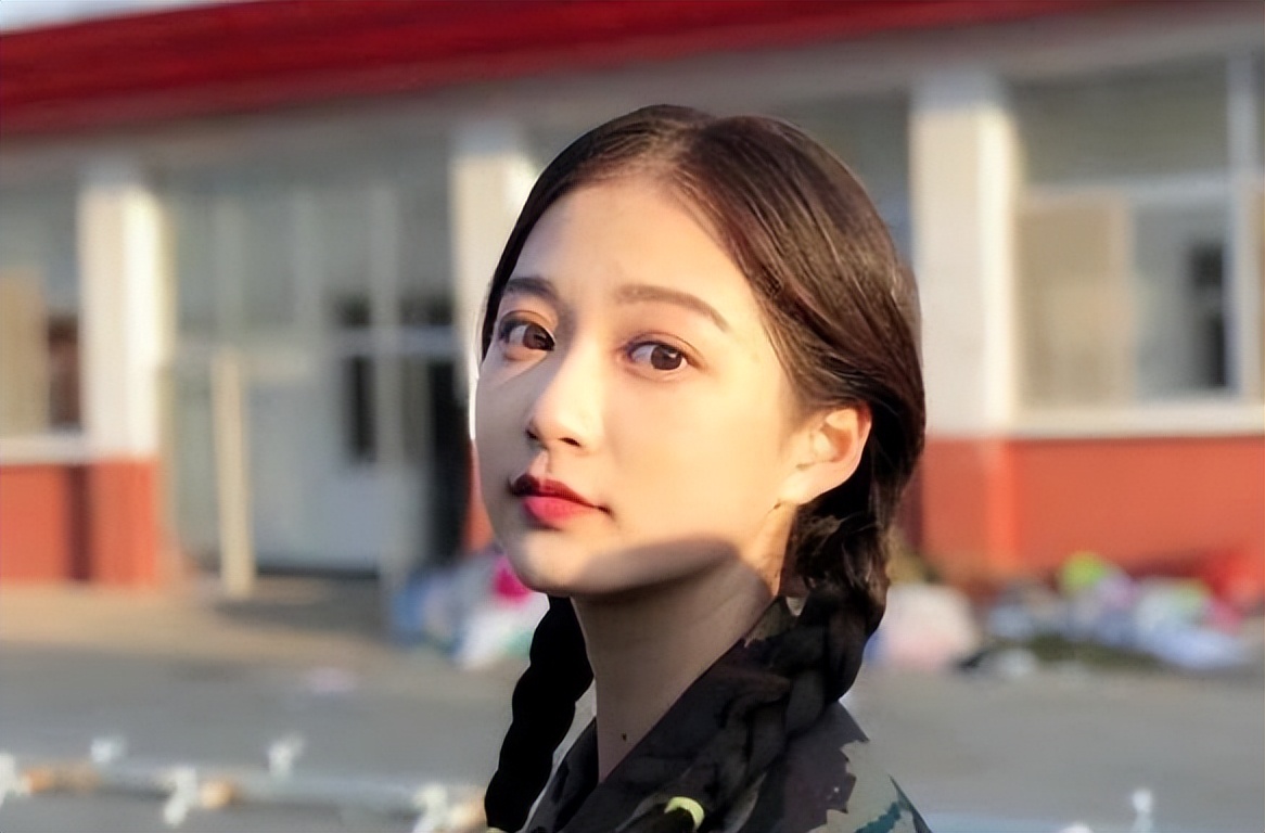 Zhongchuan Feng Lin successfully upgraded to Fudan's "school flower ...