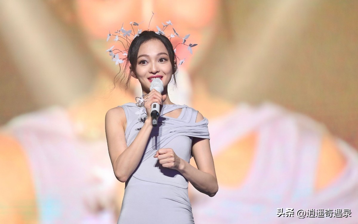 Angela Chang's concert in bright colored stockings made a stunning ...
