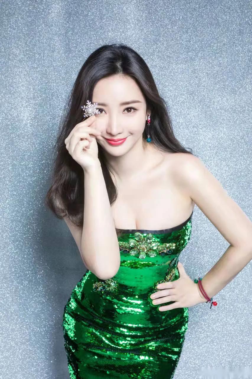 Actress Liu Yan with flaming red lips - stunning appearance, full of ...