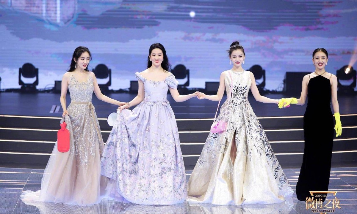 Reba "covers his chest" wherever he goes, but this time he was careless ...