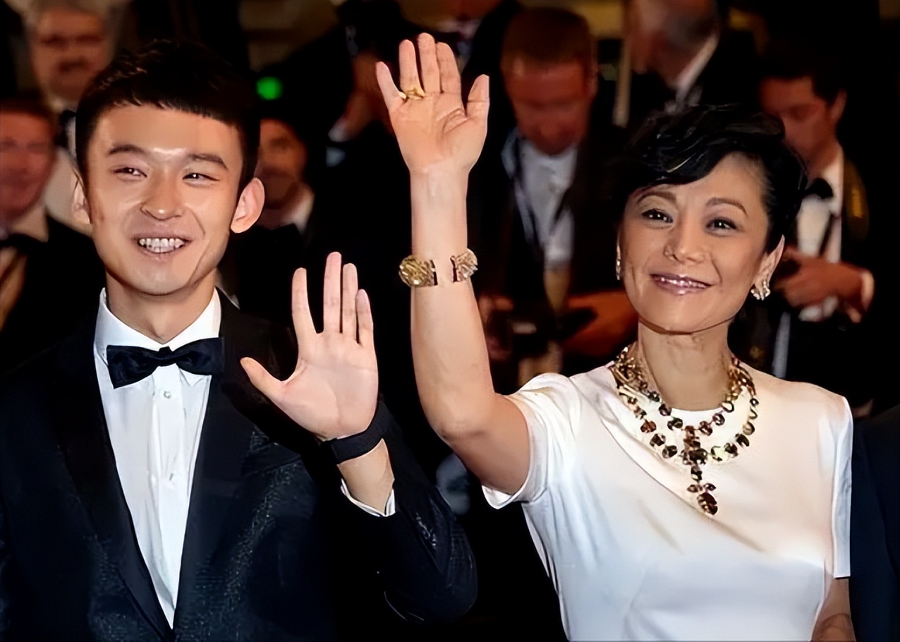 She is the woman behind Chen Daoming, holding half of the entertainment ...