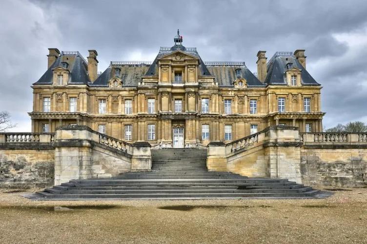 The uniqueness of French Baroque architecture and Palais de Villesseil ...