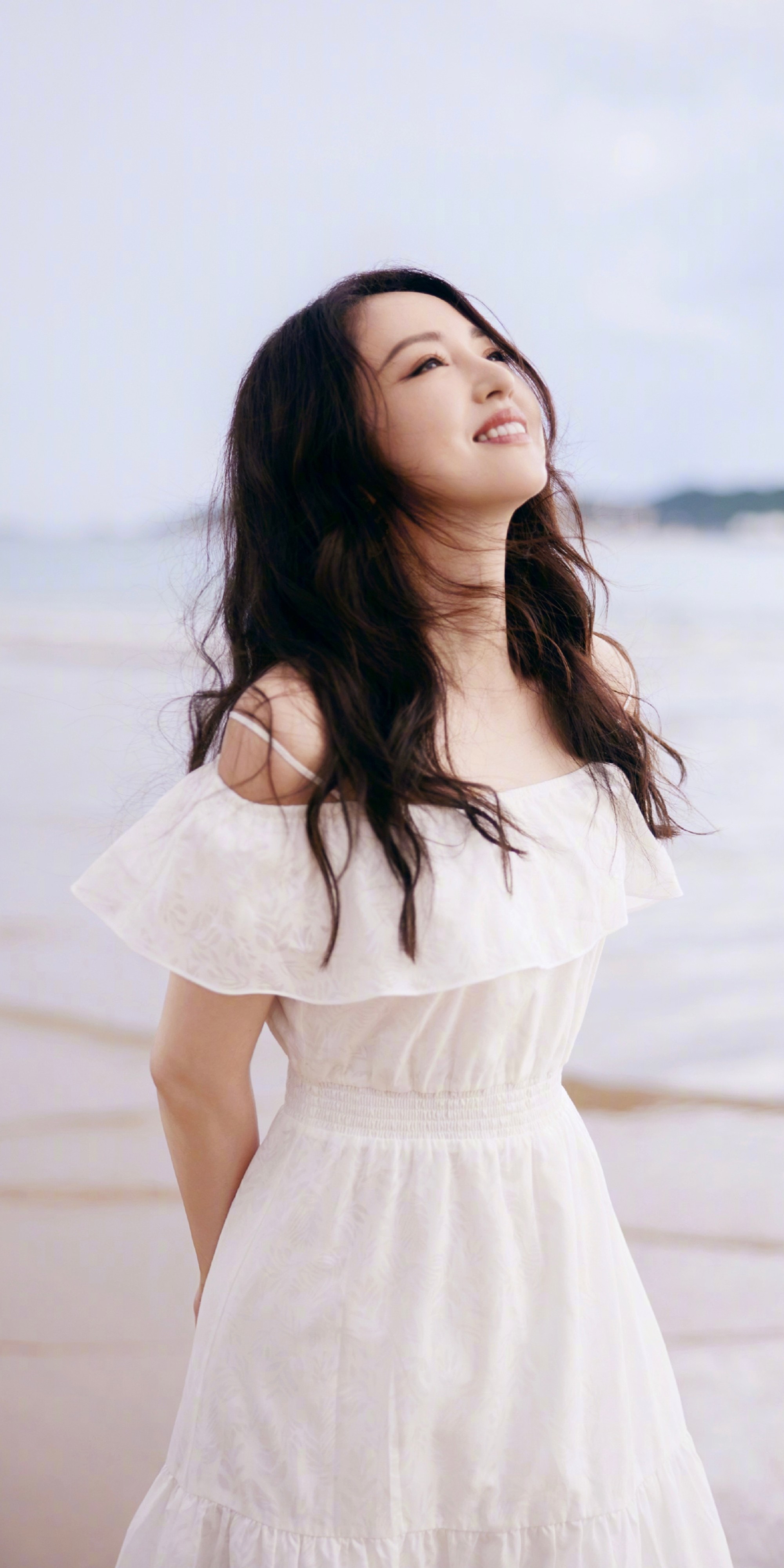 Dong Xuan's age-defying photo shoot, wearing a white backless dress ...