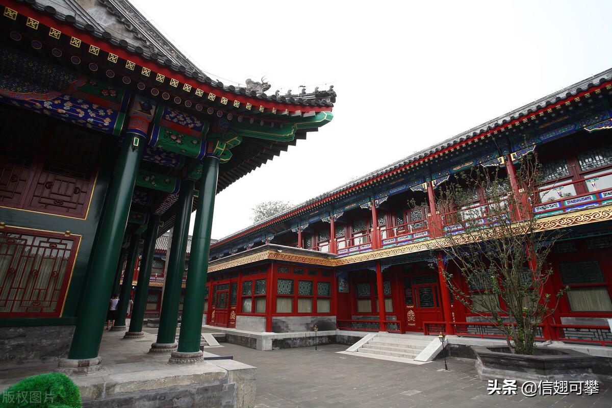 The late Emperor Qianlong died, and Heshen was given white silk - iNEWS