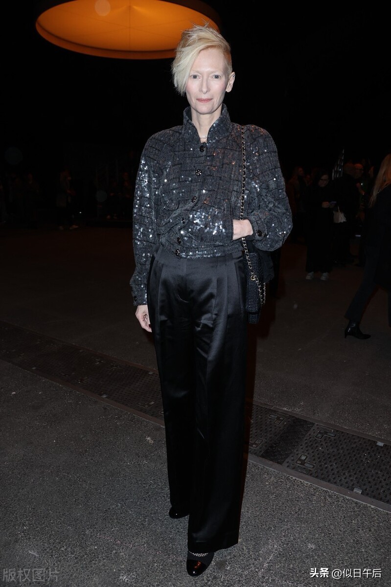 Tilda Swinton is wearing a sequined Chanel jacket + satin wide-leg ...