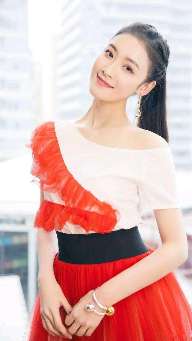 Yang Qiru: Like a flower like a jade, a lotus like a face - iNEWS