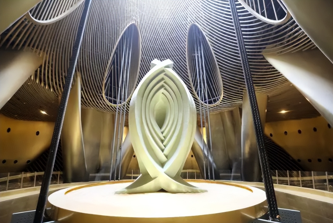 There is a 1,000-ton damper on the 126th floor of the Shanghai Tower ...