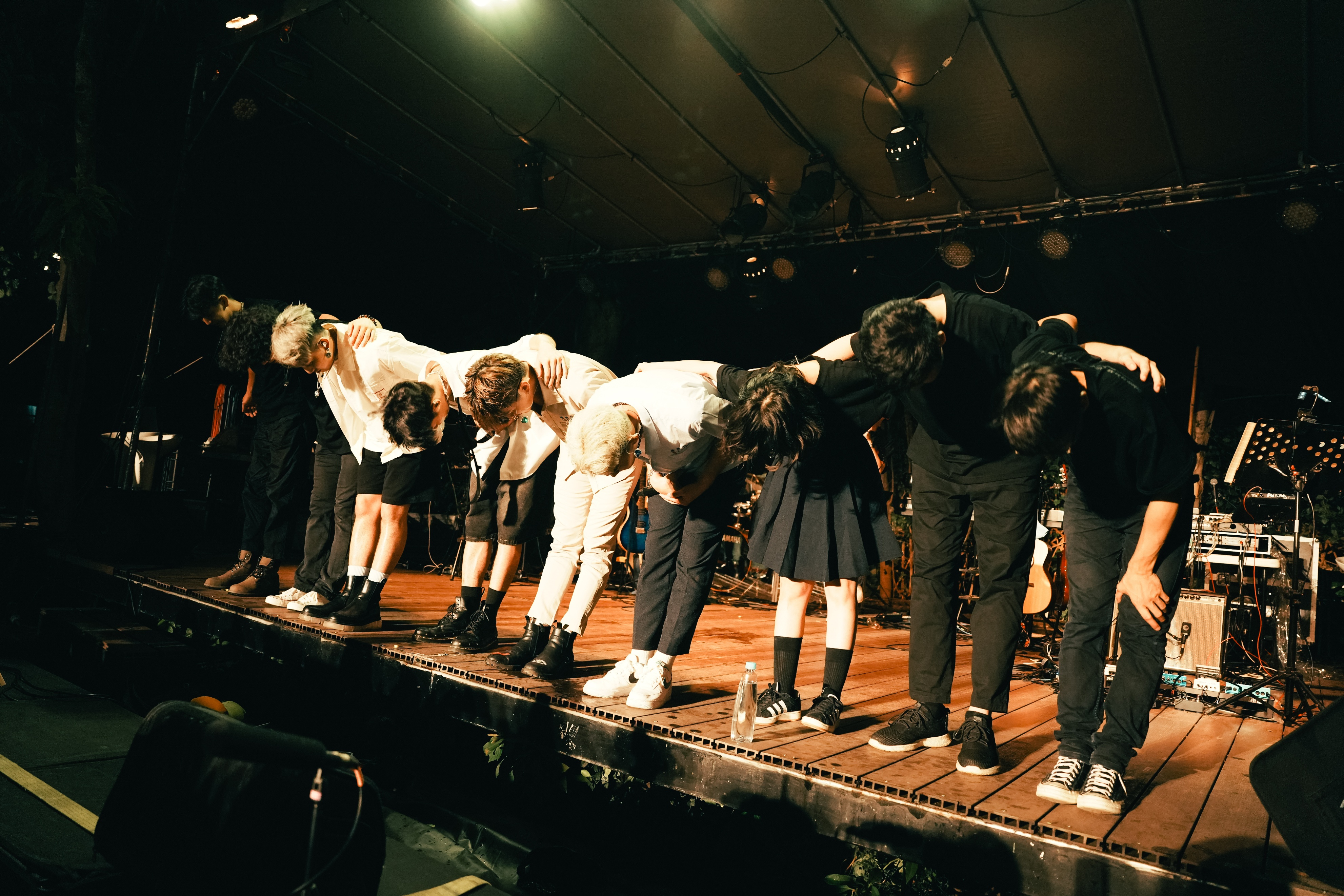 U:NUS tour finale members debut in summer styles, relatives and friends ...