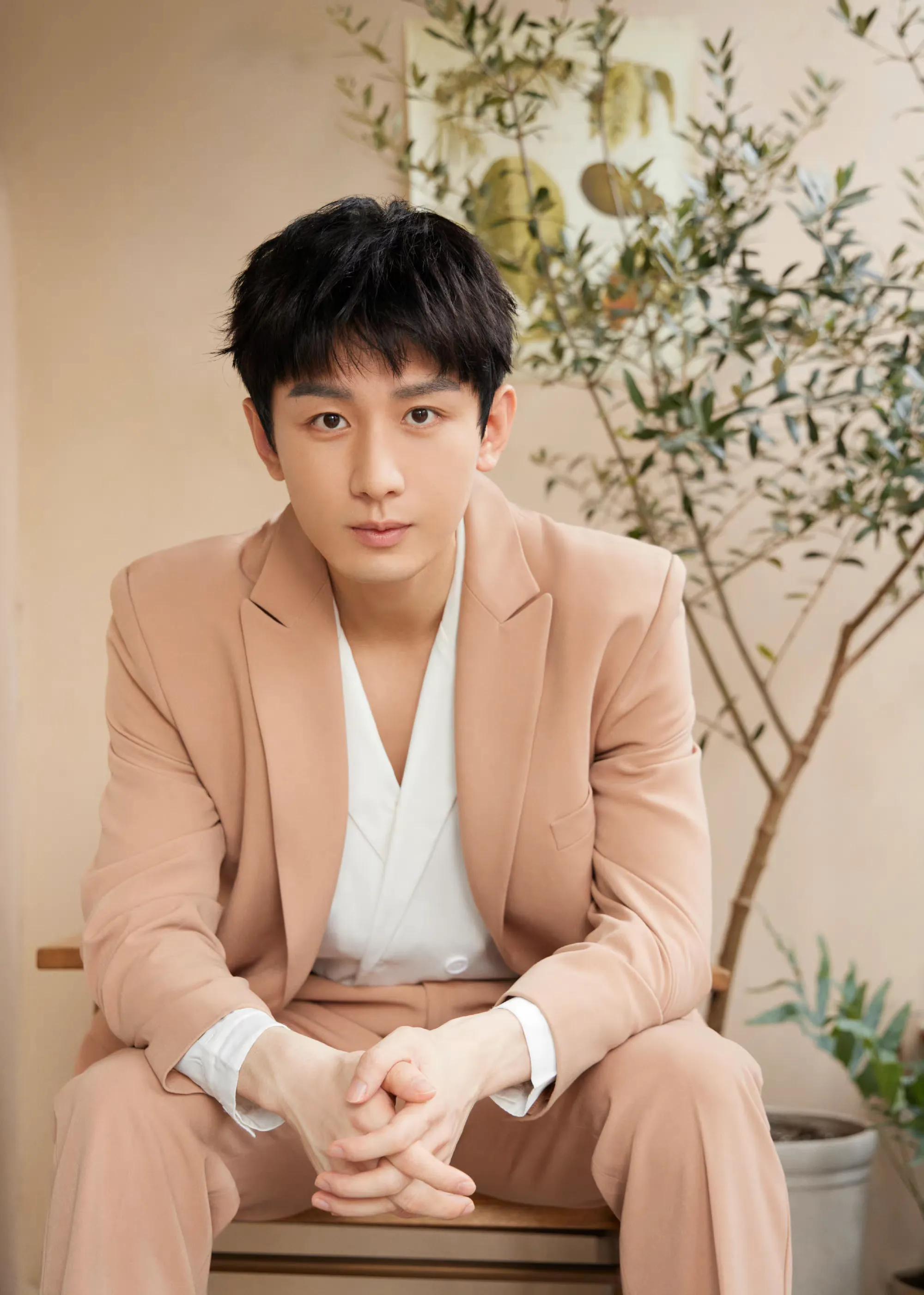 Male star Cheng Yi fashion photo: handsome and handsome - iMedia