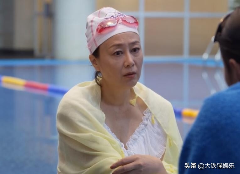 A swimsuit in "Ordinary Road" exposed Jin Chen's short figure, and was ...