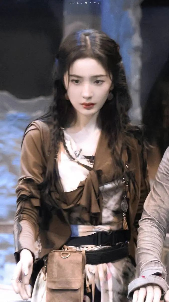 Yang Mi wears a golden forehead ornament, dreaming back to see Tang Xue ...