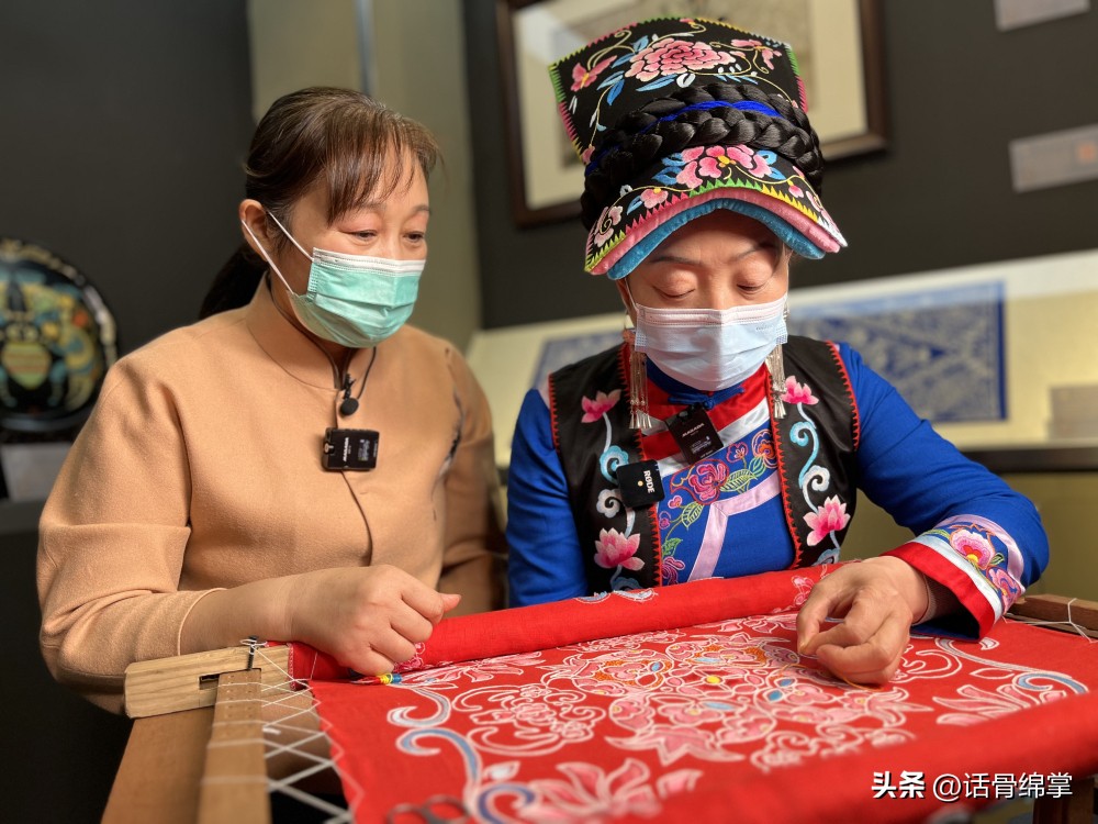 Continue to meet for a thousand years!Qiang embroidery "hand in hand ...