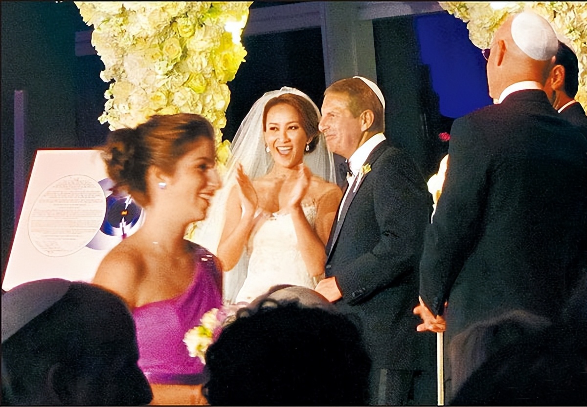 Now look at the slogans made by fans when Coco Lee got married, I ...