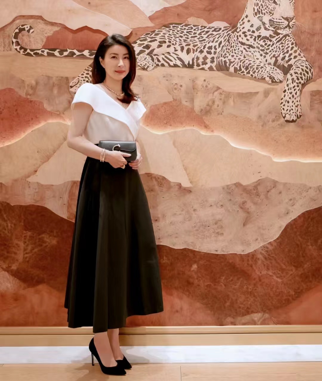 Guo Jingjing wore a pleated skirt to attend the event, her temperament ...