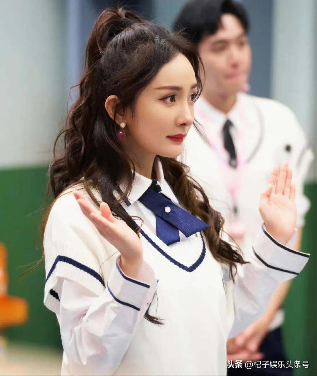 They are also wearing school uniforms. When comparing Zhao Liying and ...