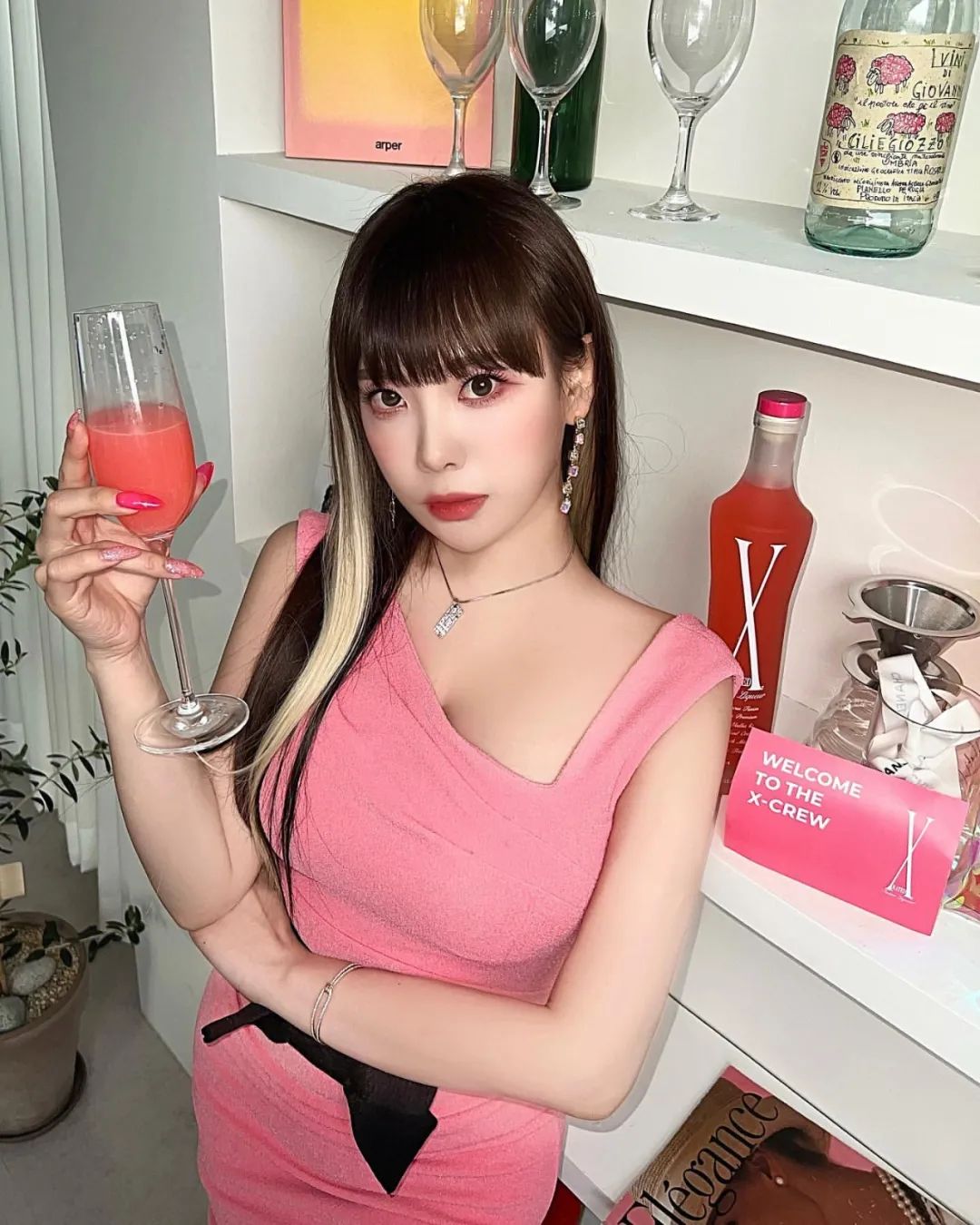 South Korea's ever-changing beauty dami amond, with a bold dressing style, Barbie face + extreme ...