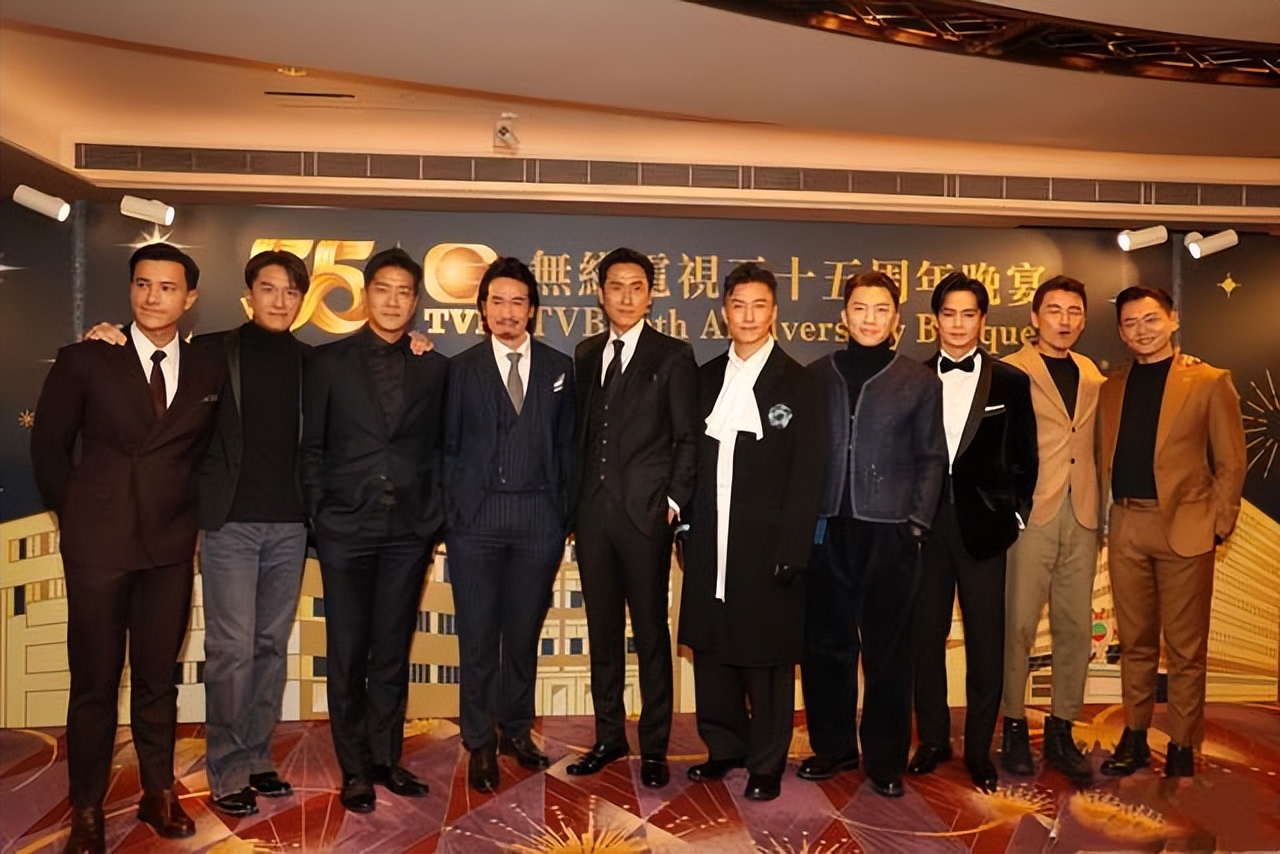 Zhu Lingling and her rich husband attended the dinner, and her daughter ...