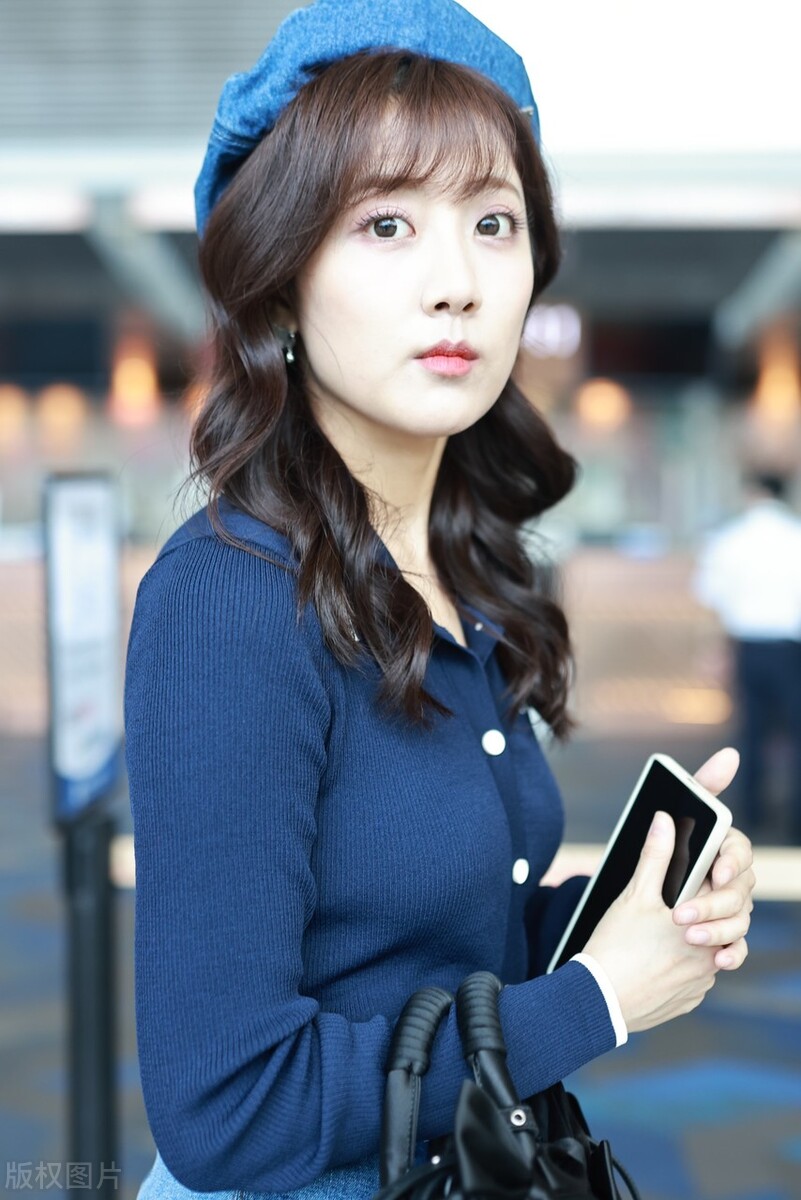 Yitong wearing a beret is playful and cute with fair thighs - iMedia