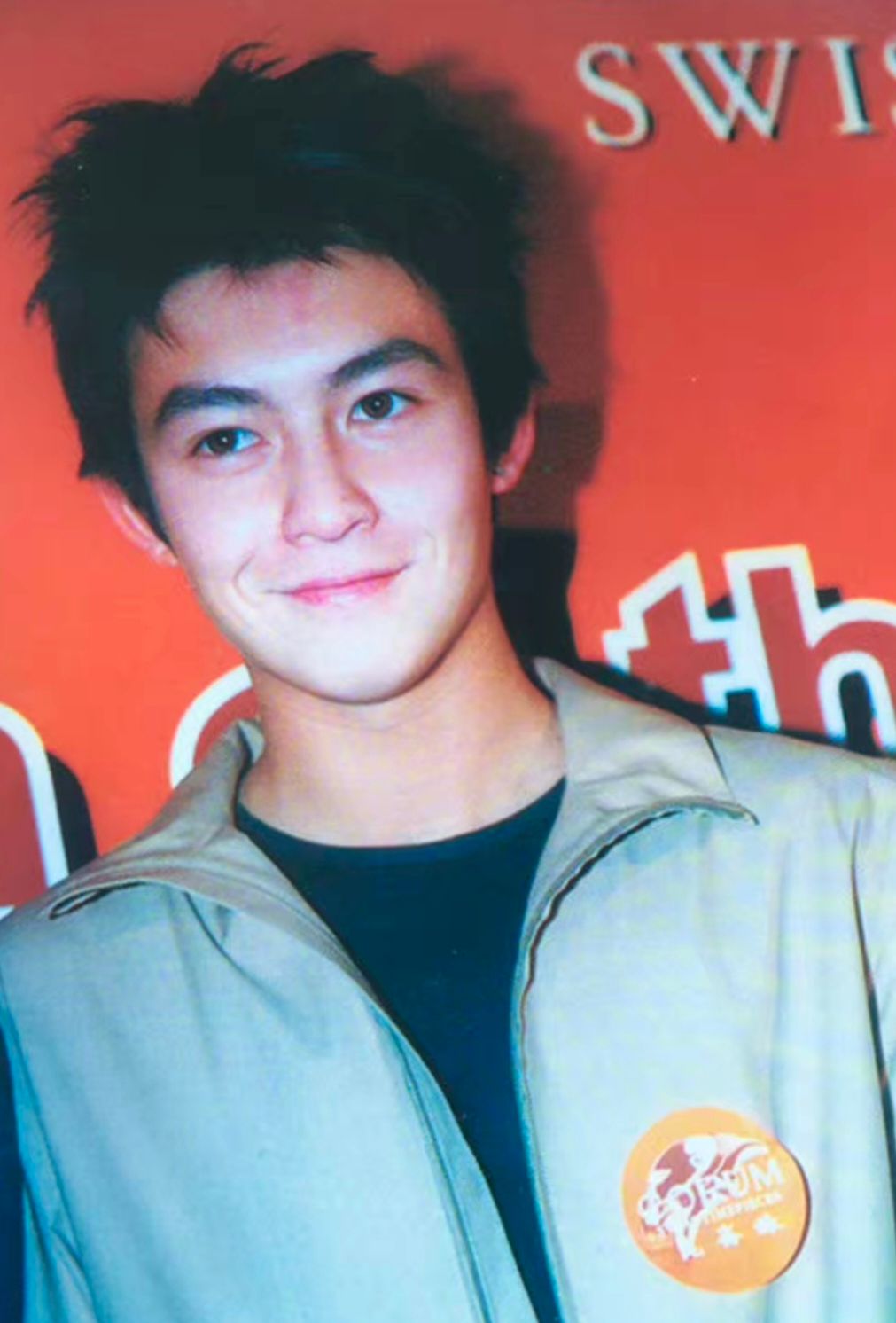 41-year-old Edison Chen was met by chance!Taking pictures with sexy fans is so shy, I dare not ...