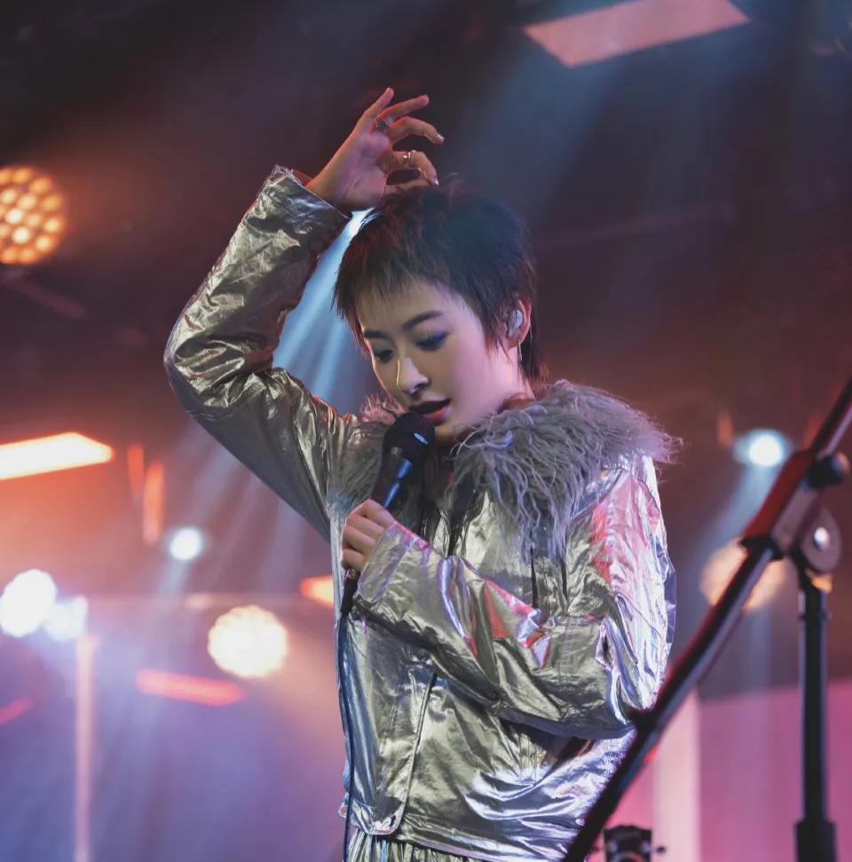 It was rumored on the Internet that Zeng Yike was late for the show and ...