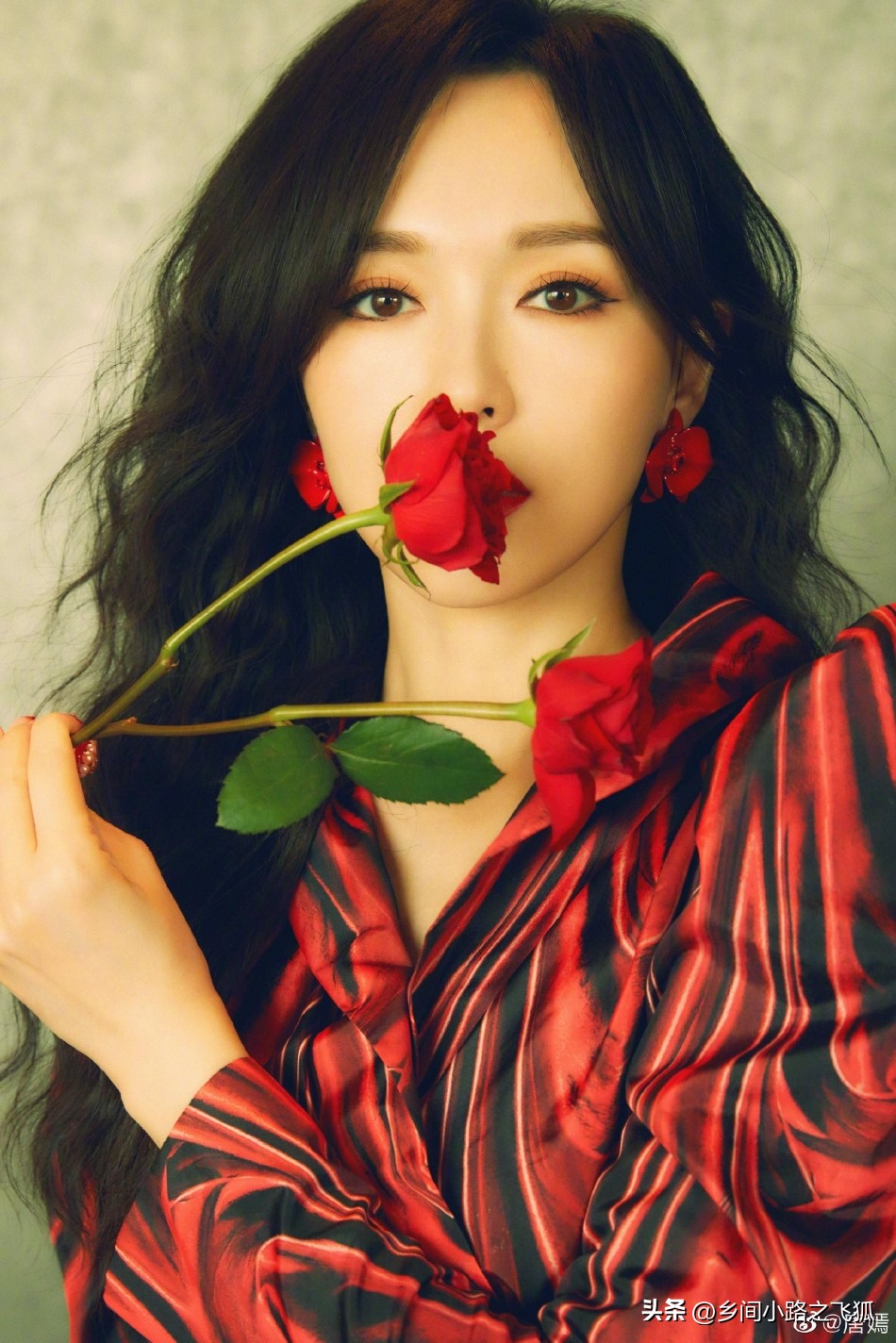 Tang Yan posted the latest photo of the Year of the Rabbit in a gentle ...