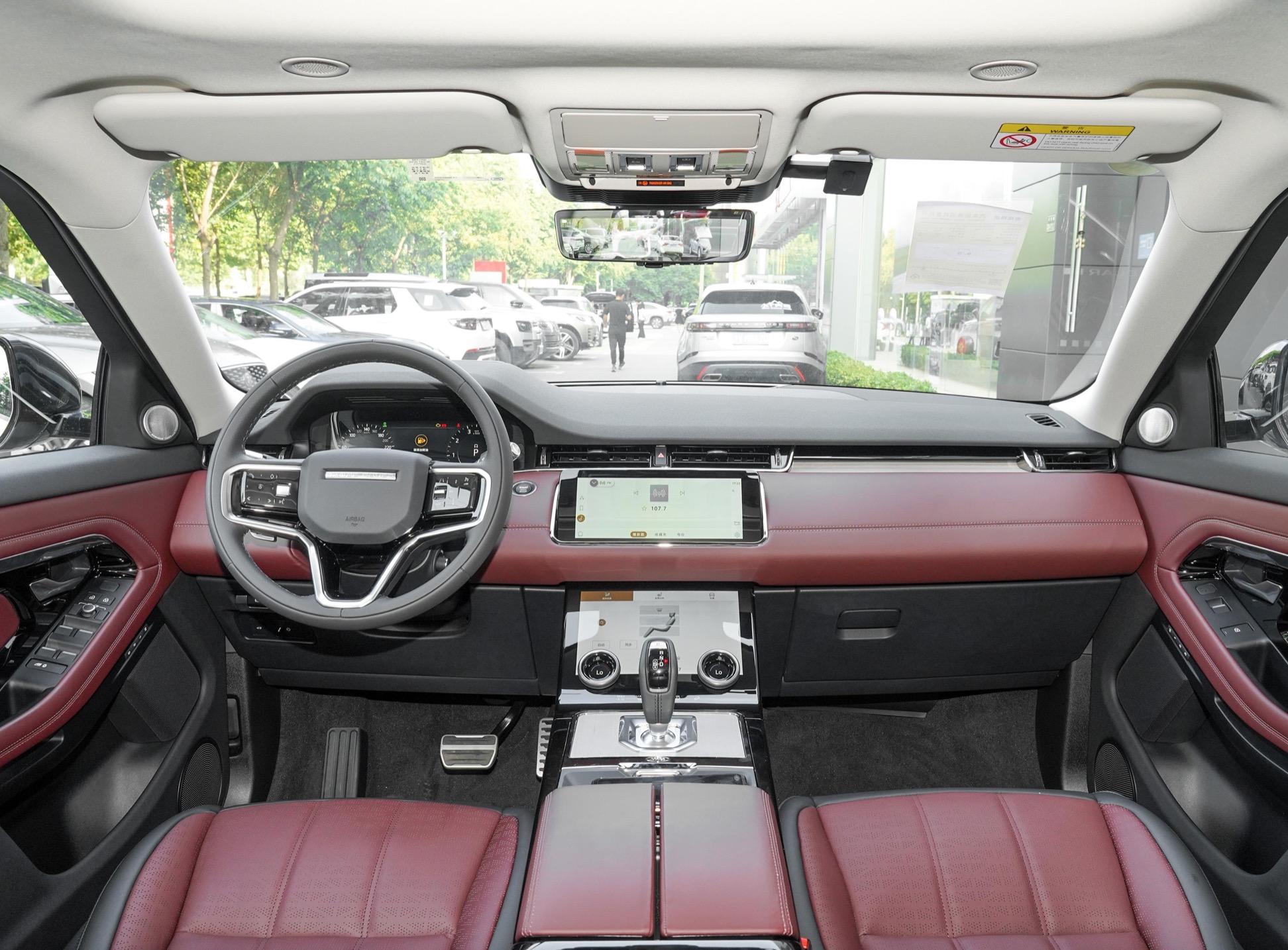 Luxurious British SUV, wheelbase 2841mm, interior with 3 LCD screens ...