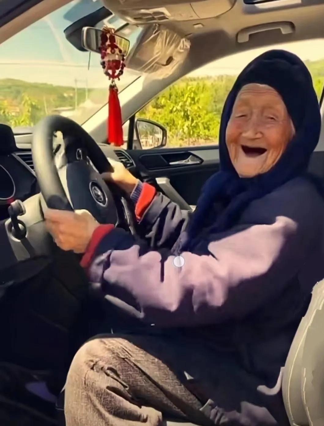 Lou Chengyu: Mischievous and cute 103-year-old Internet celebrity ...