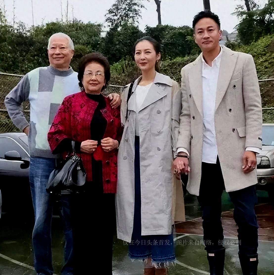 Peter Ho's family portrait reveals that his wife is dressed simply but ...