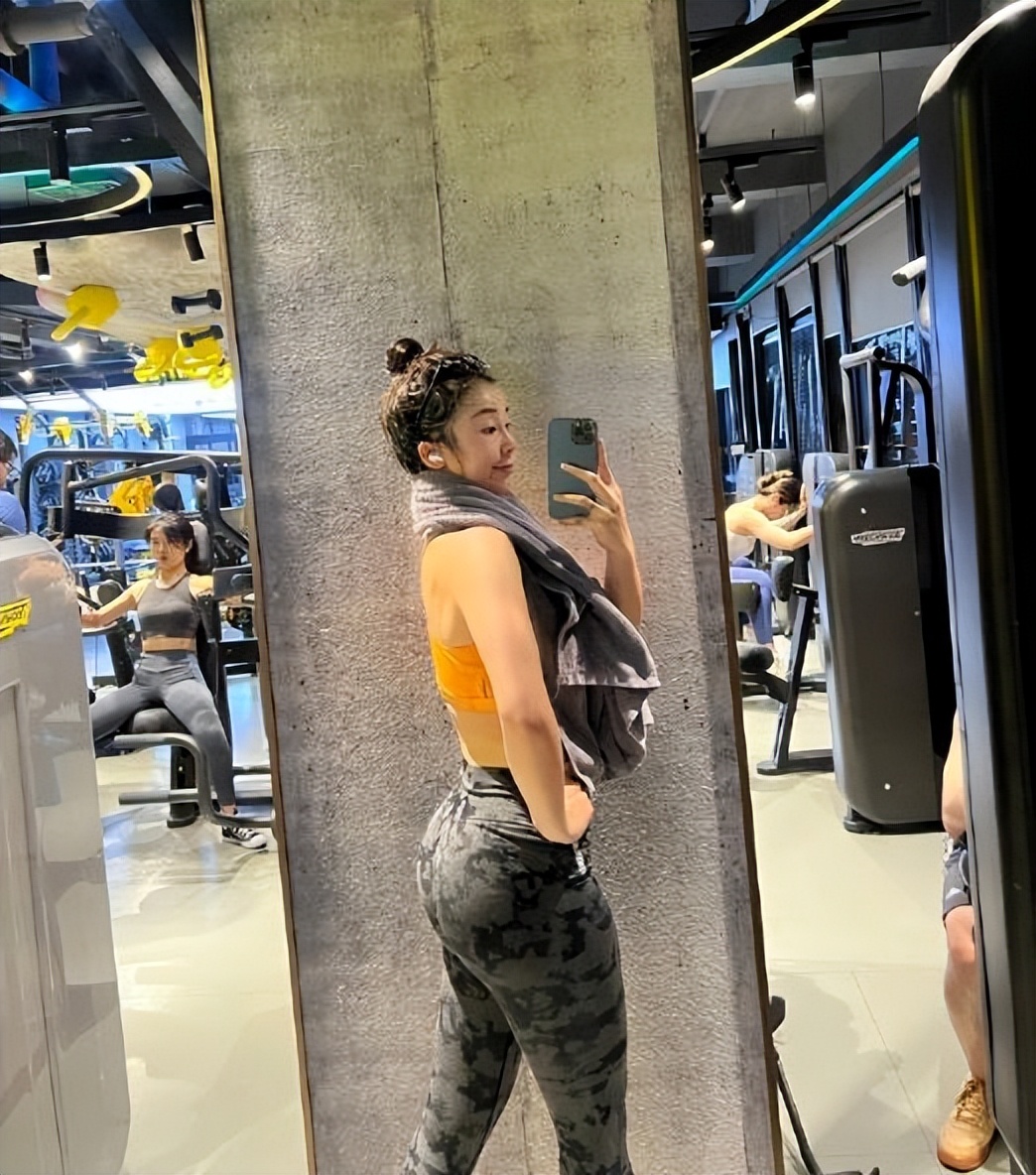 China Kardashian! The female anchor Zhang Manyuan is almost naked, with ...