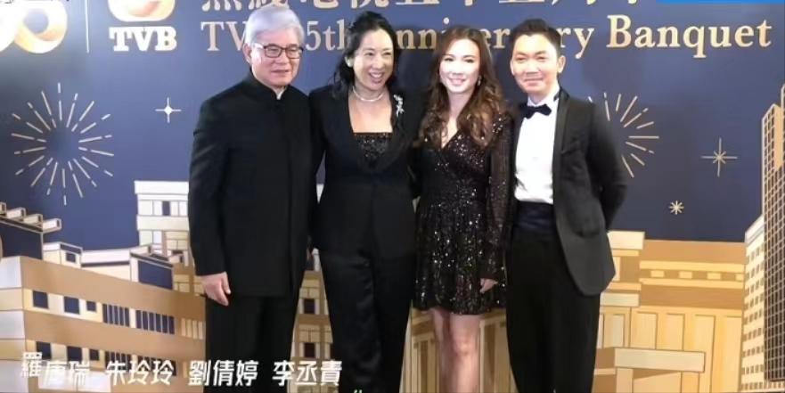 Zhu Lingling and her wealthy businessman husband attended the dinner ...