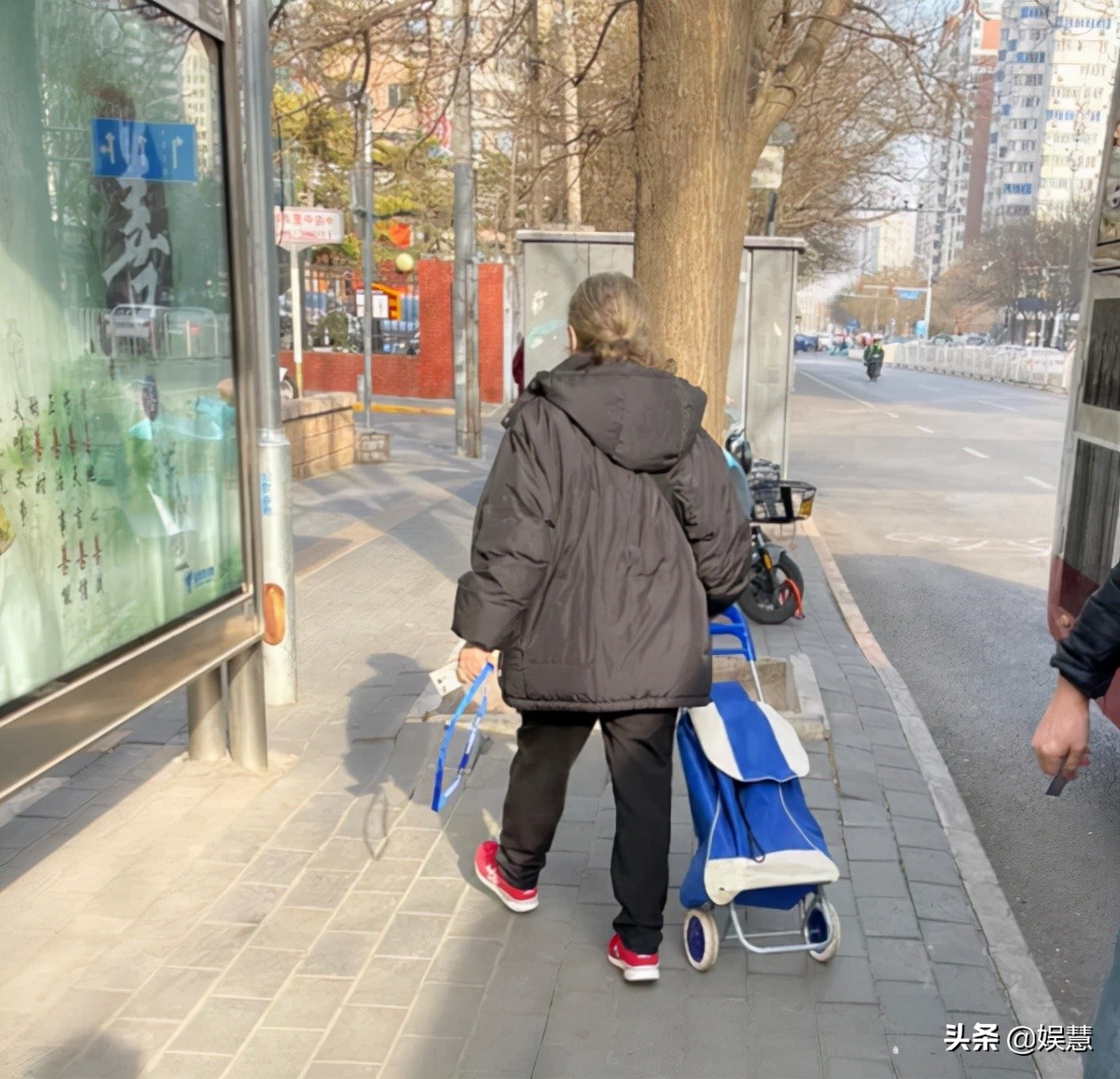 85-year-old Li Mingqi was met by chance on the bus, pulling the cart to buy bread, in good ...