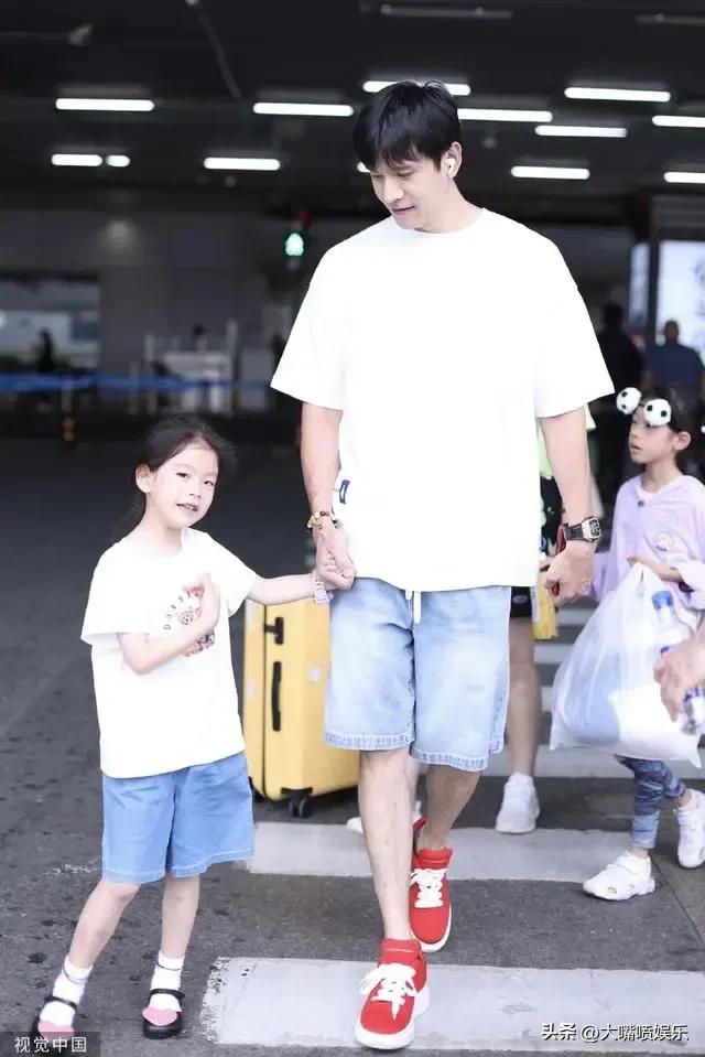 Jing Chao and his daughter Xiaonian Gao appeared at the airport and compared their hearts to the ...