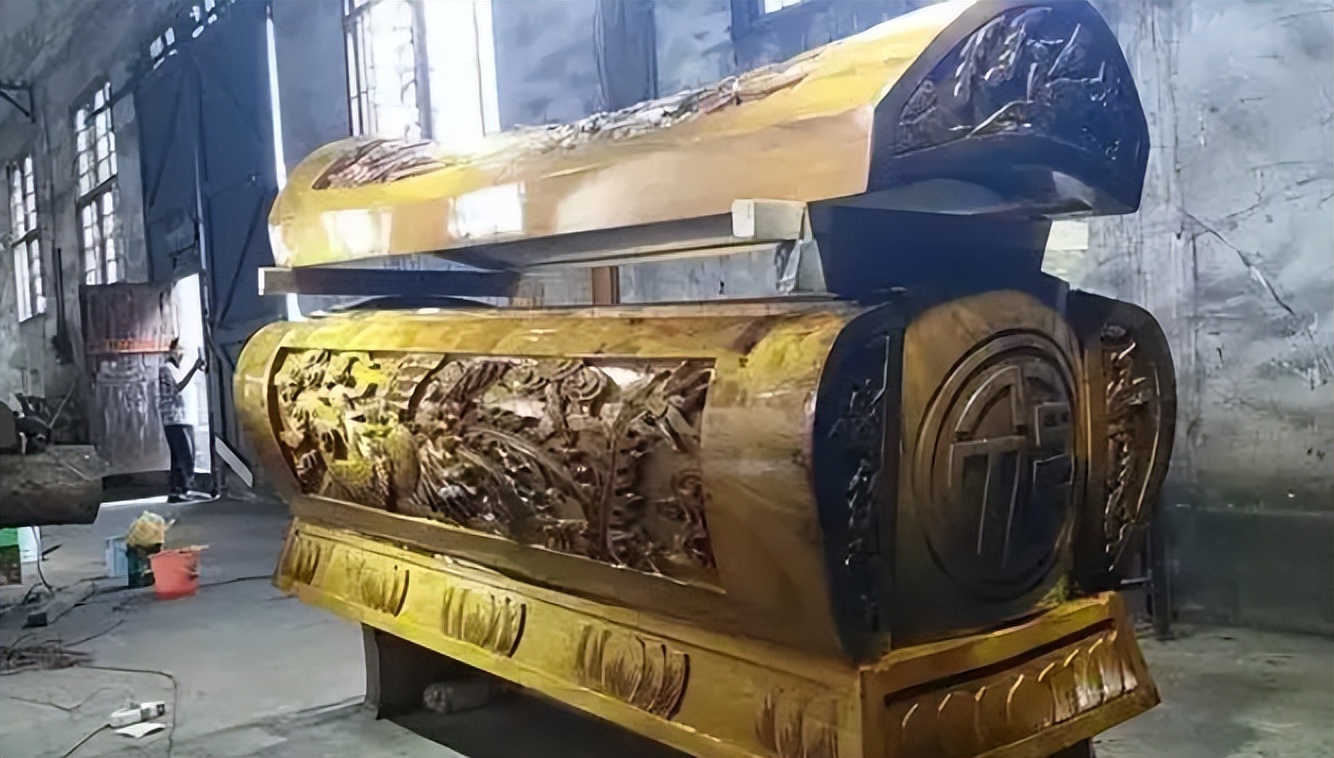 Why is one coffin tall and the other short, one big and the other small ...