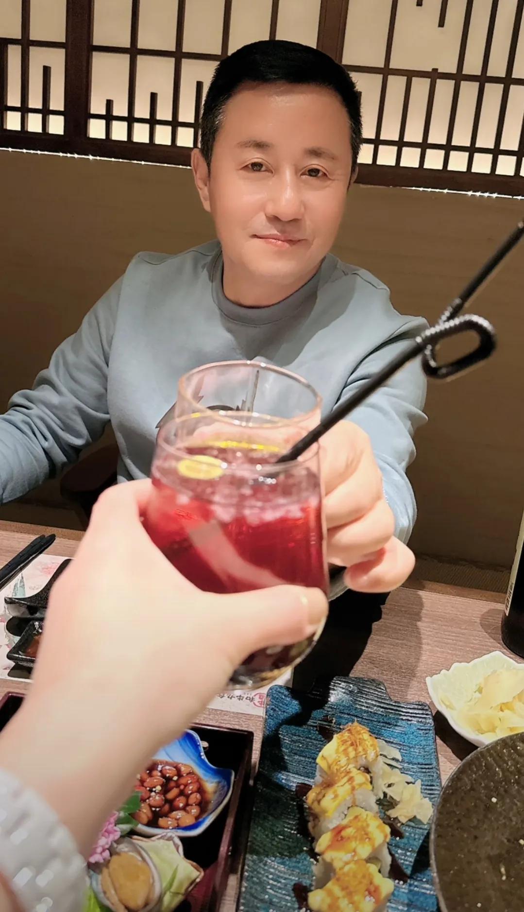 The famous duo actor Chang Gui invited a strange woman to dinner and ...