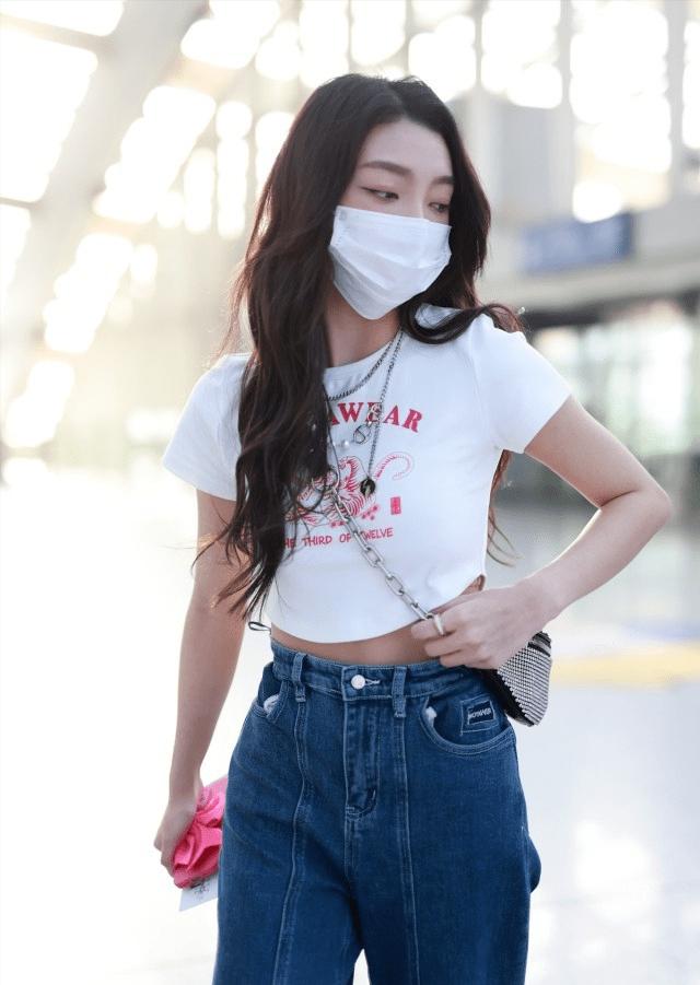 Li Ziting successfully changed her style, with short half sleeves and ...