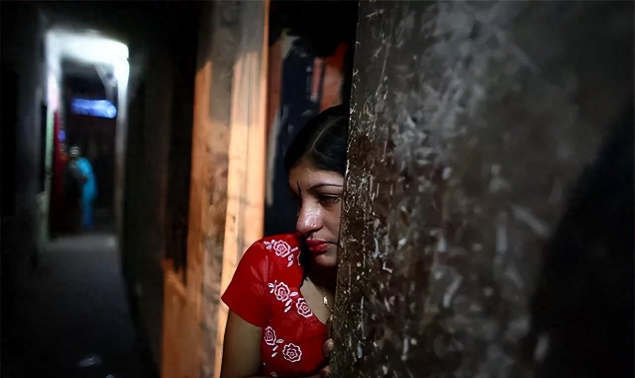Bangladesh Prostitute Village: It receives 3,000 people a day. Girls ...