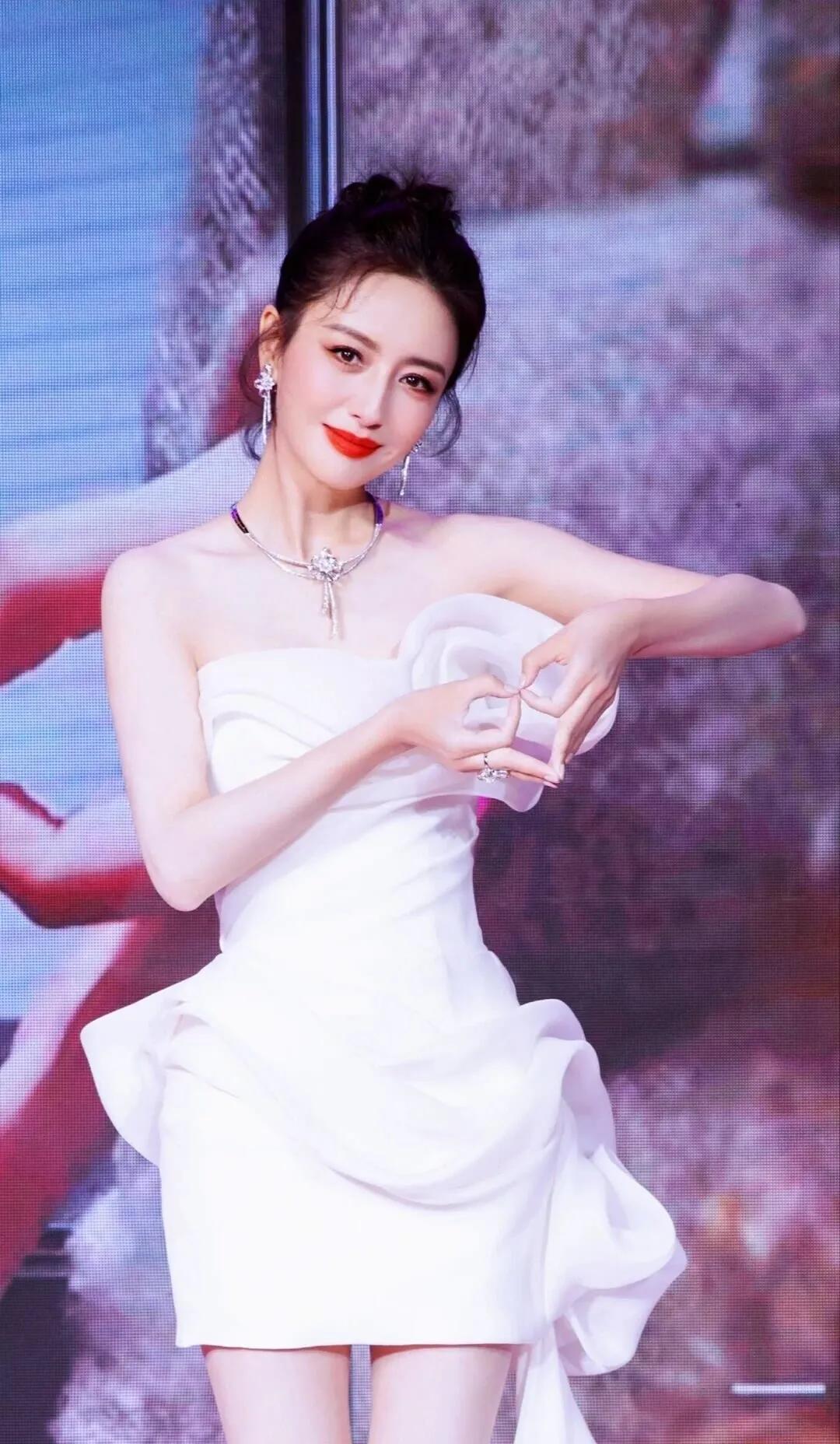 Tong Liya, the stunner in the world, has a perfect figure and is ...