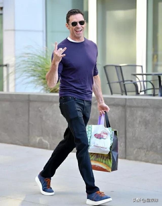 "Uncle Wolf" Hugh-Jackman wears sunglasses and goes out on the street ...