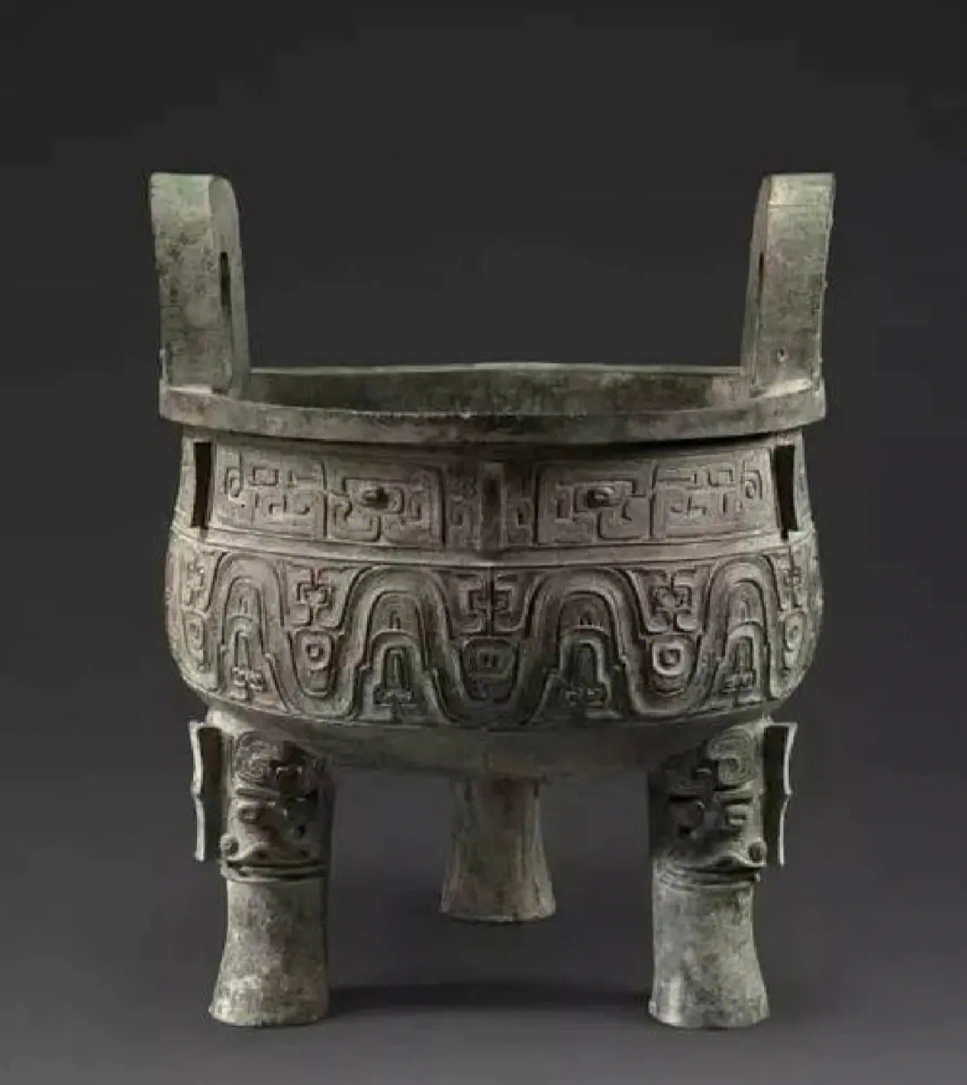 Looking at the bronze inscriptions of the Maogong Ding Dake Ding and ...