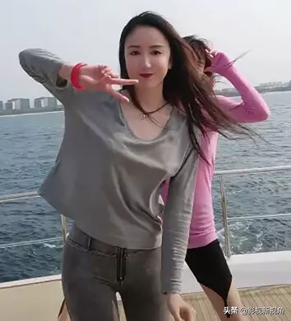 Lou Yixiao's dancing video was turned over, wearing a bottoming shirt ...