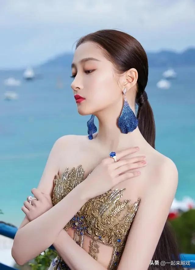 Guan Xiaotong after falling in love, beautiful legs, playful, sexy - iMedia
