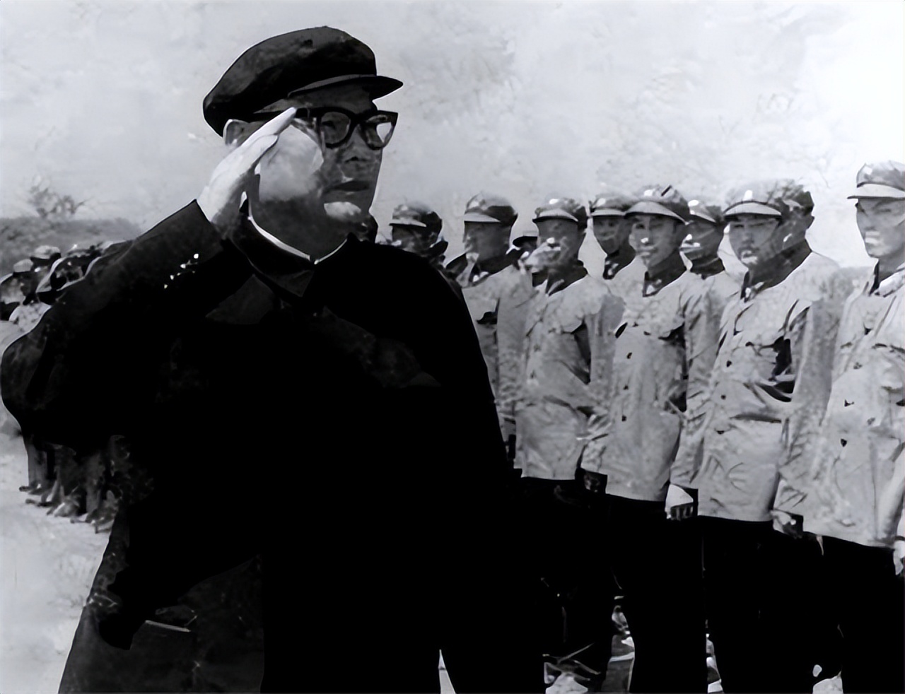 In 1955, Ye Jianying presided over the conferring ceremony and saw the ...