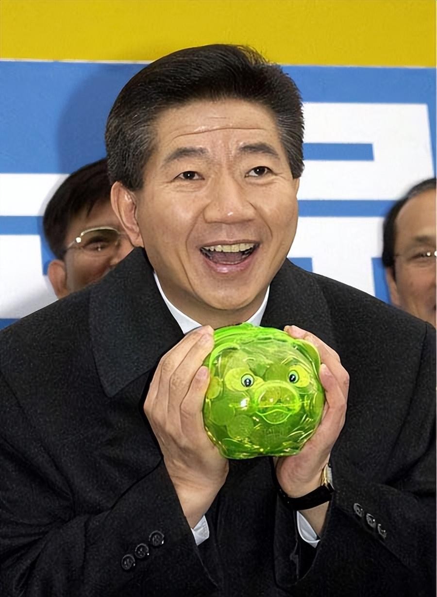 In 2009, former South Korean President Roh Moo-hyun jumped off a cliff ...