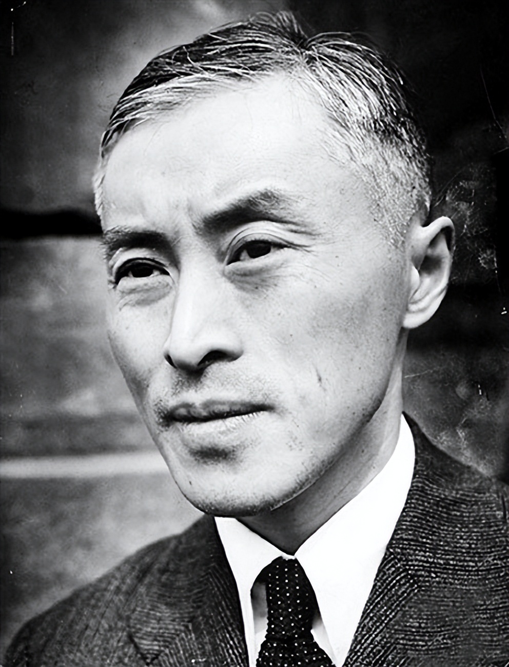In 1931, when Chen Lifu went to arrest Zhou Enlai, he passed by and did ...