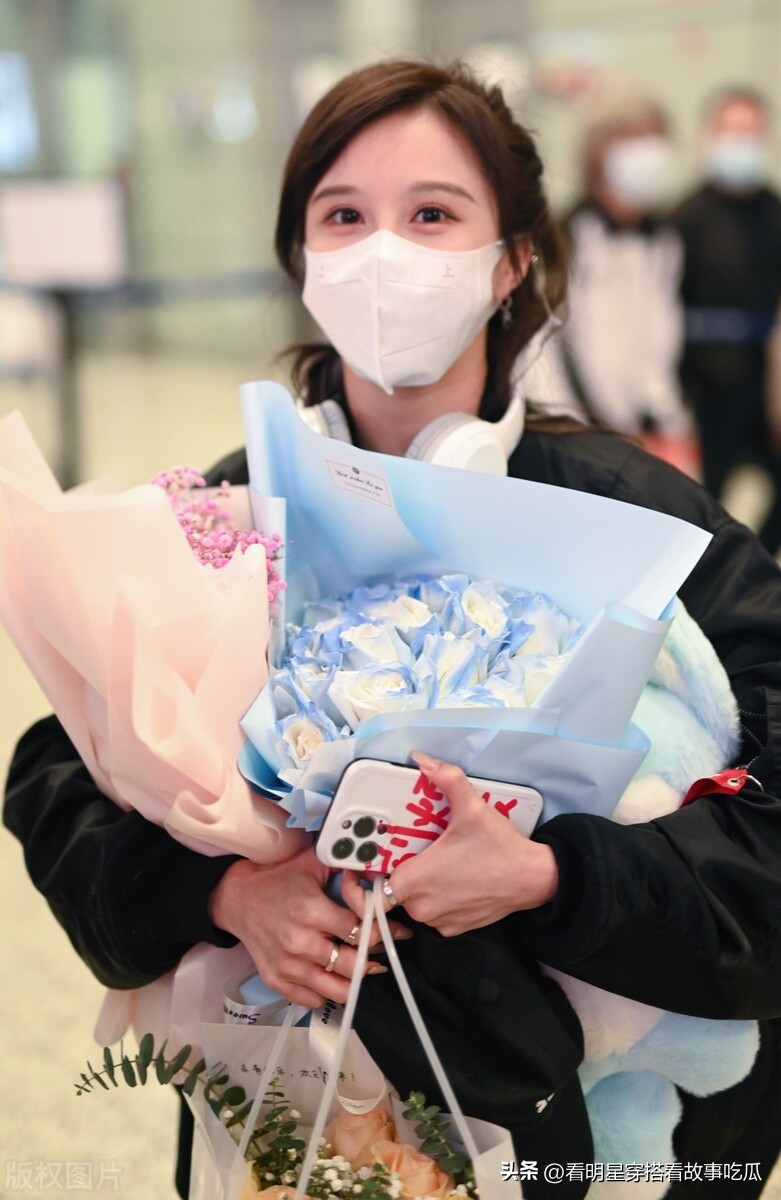 Duan Yixuan shows up at Shanghai Airport, her eyes are so gentle, her ...