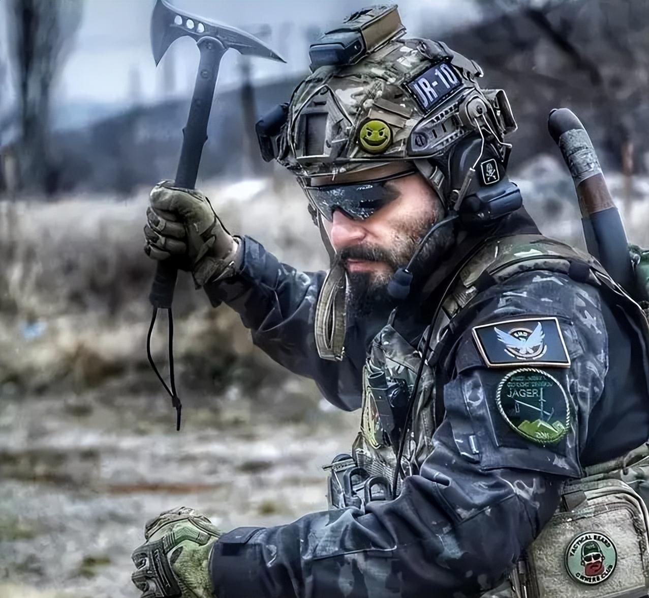 U.S. Special Forces fine knives, SOG Tomahawk, a field weapon with a mighty appearance and a ...